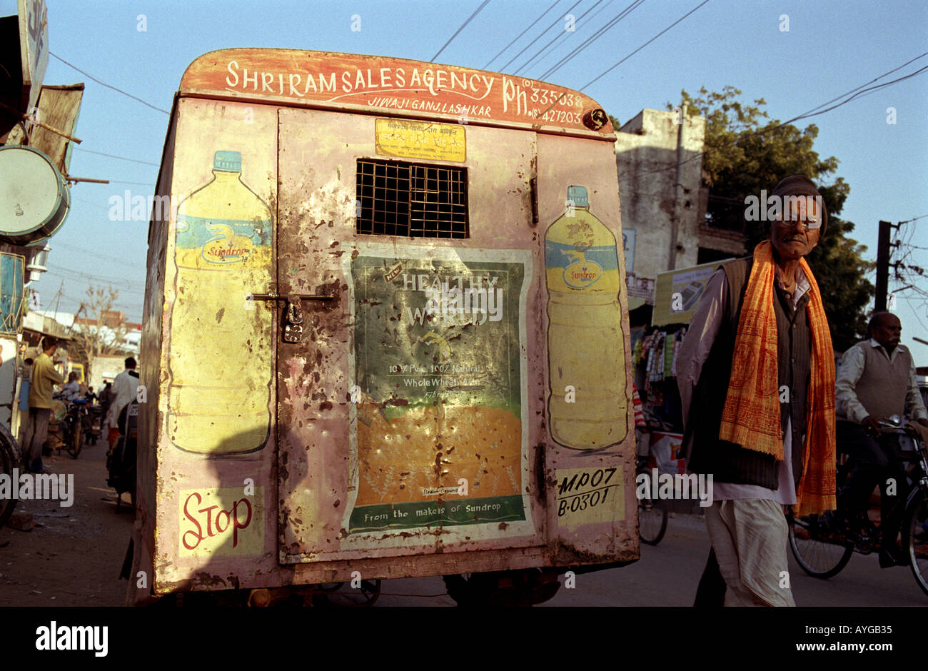 Battered van Old Gwailior India Stock Photo - Alamy