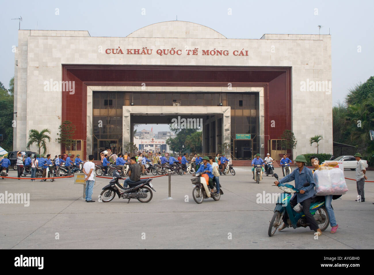 Border Crossing Between Mong Cai Vietnam and Dongxing China Vietnamese ...
