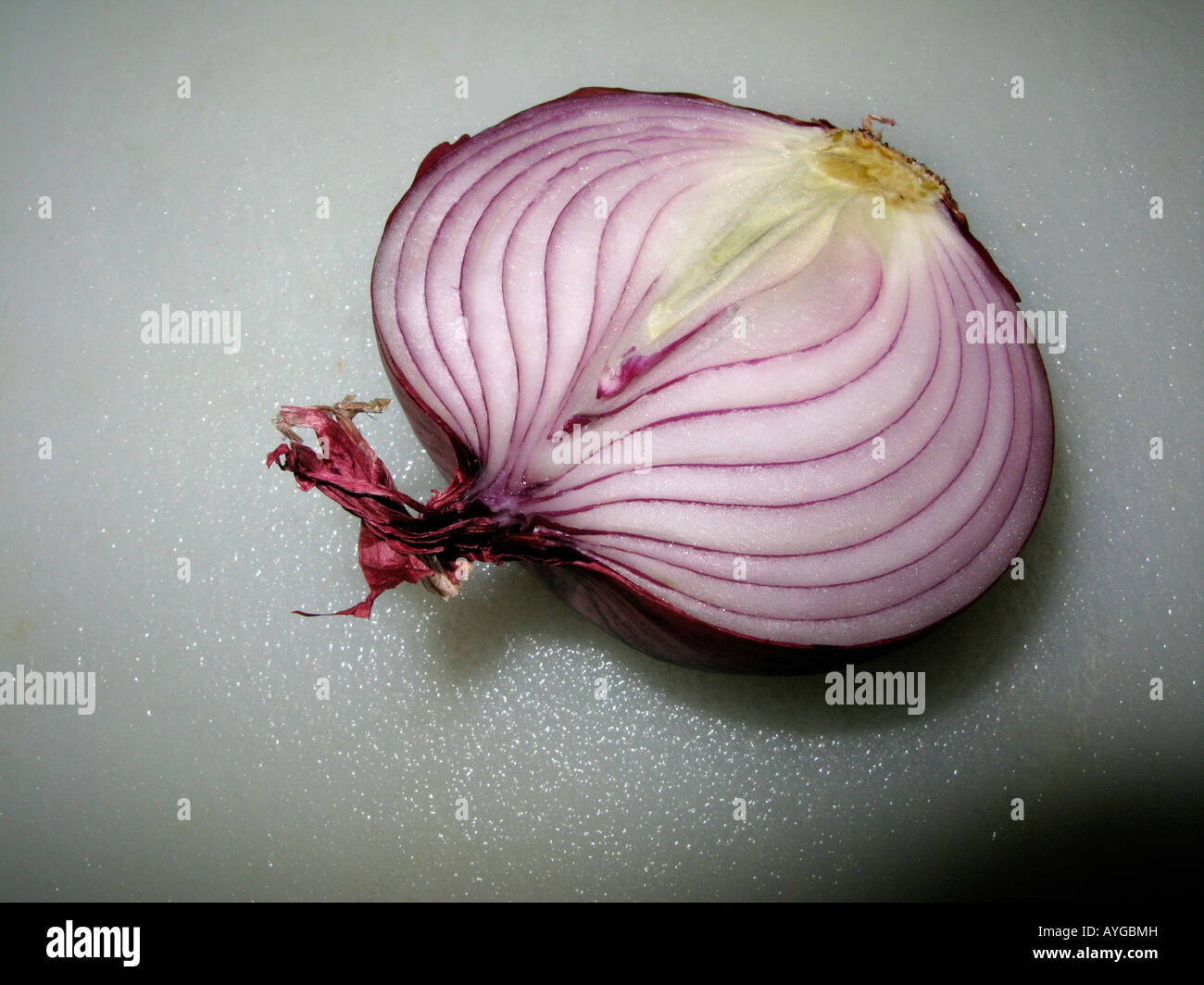 A slice of red onion Stock Photo - Alamy