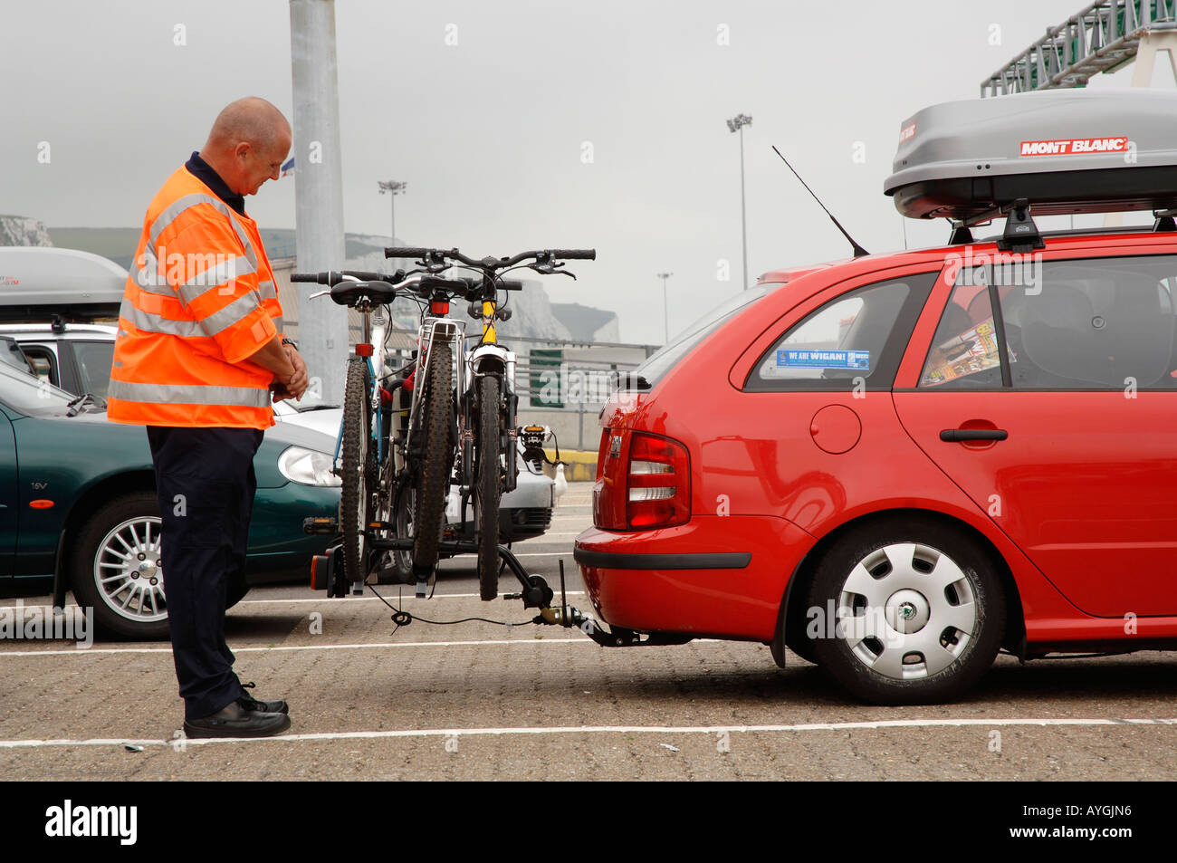RAC man inspects an overloaded car Stock Photo - Alamy