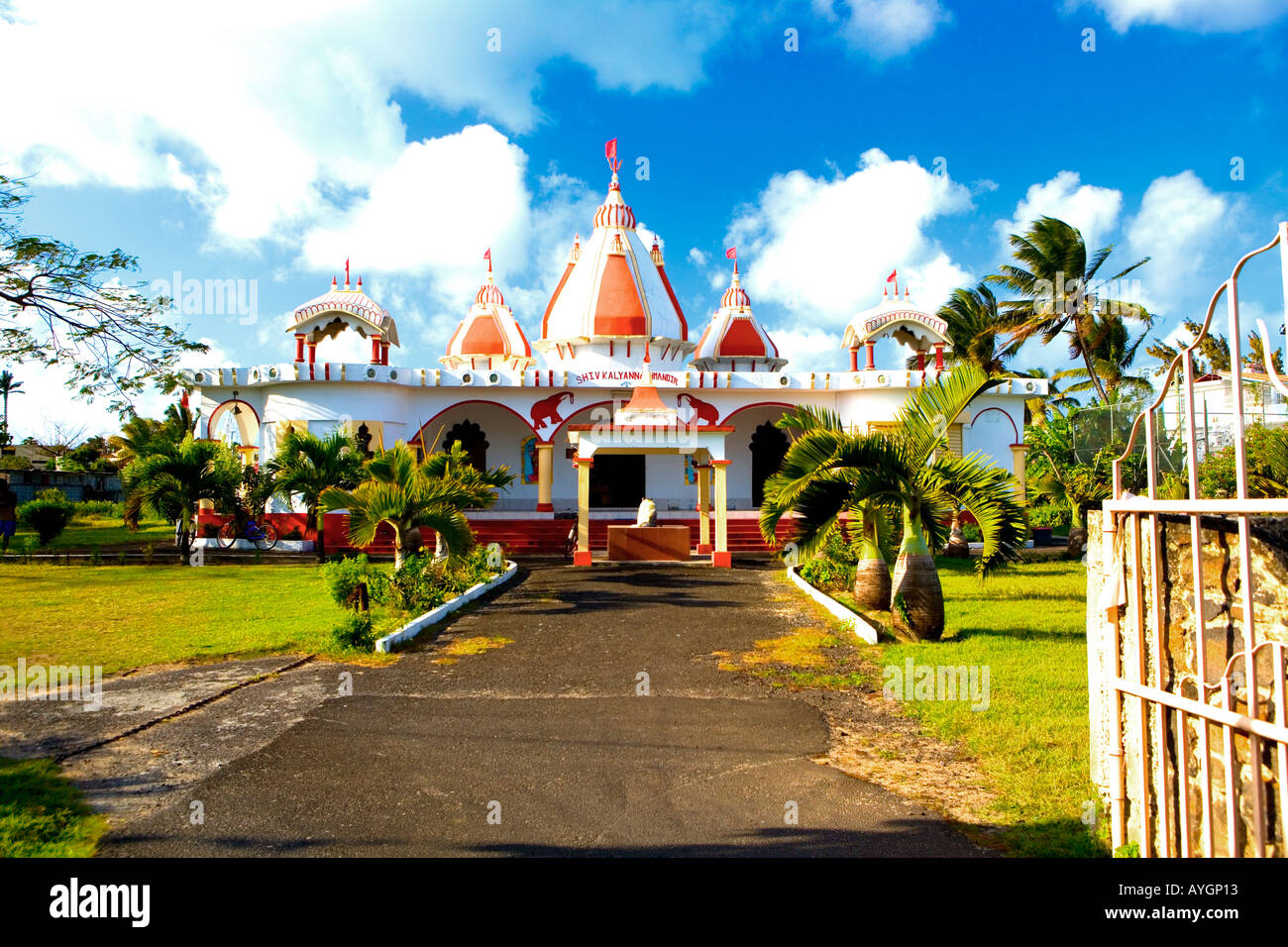 Colourful roof hindu temple mauritius hi-res stock photography and ...
