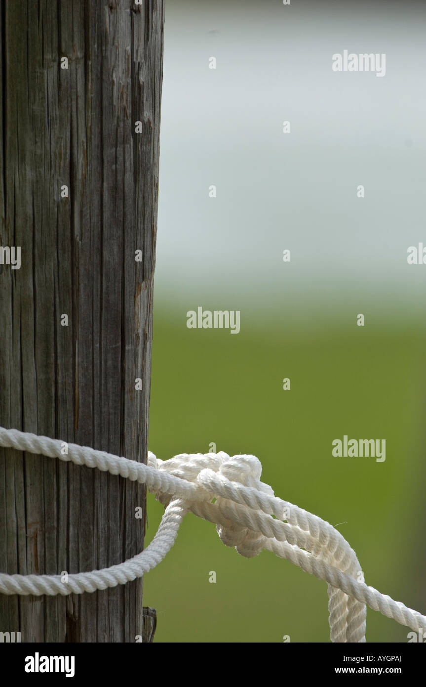 rope tied to post Stock Photo - Alamy