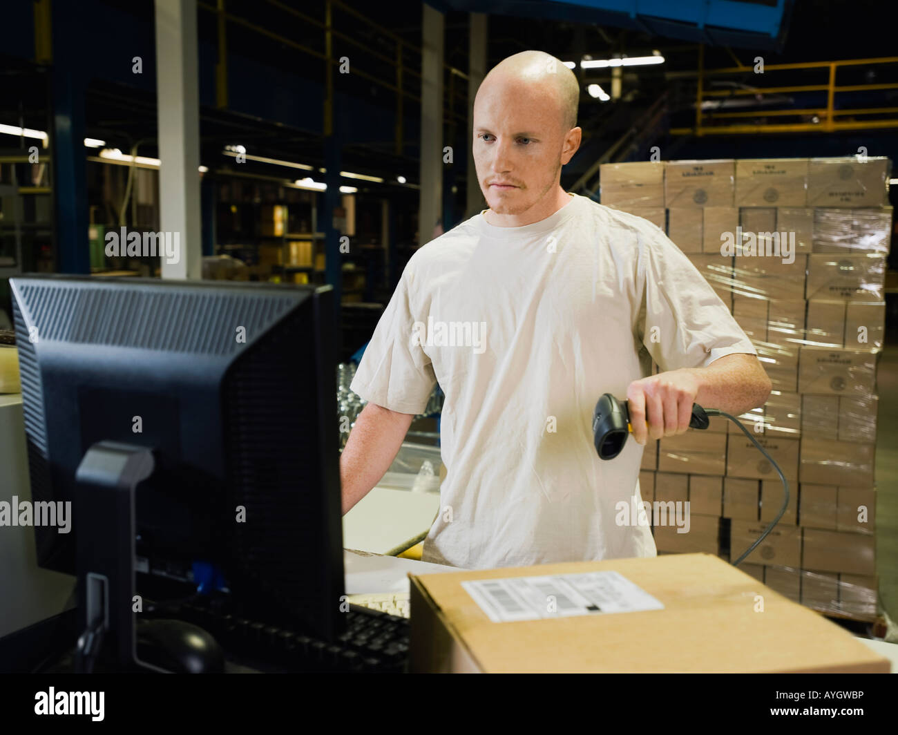 Warehouse worker scanning package Stock Photo - Alamy