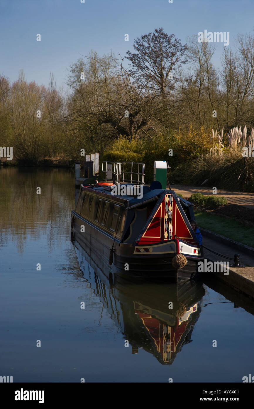 Narrow boat moored beside Iffley Lock, River Thames, Oxfordshire Stock ...
