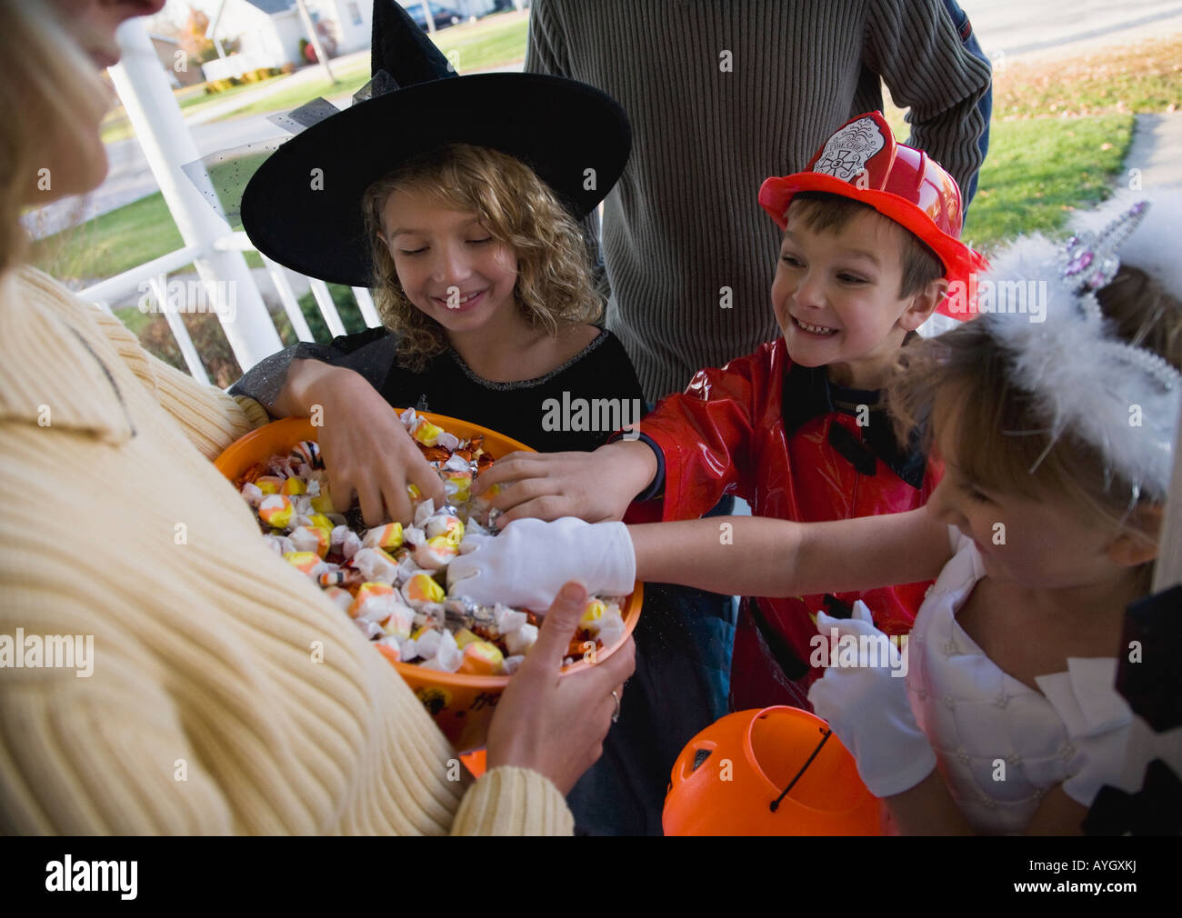 Children halloween candy hi-res stock photography and images - Alamy