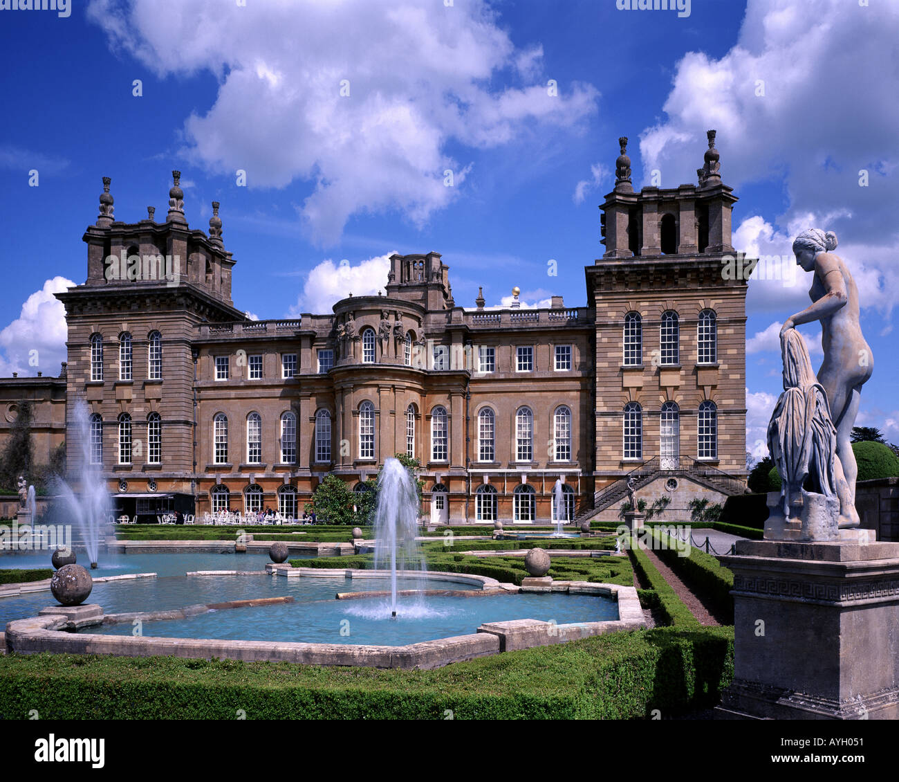Blenheim centre hi-res stock photography and images - Alamy