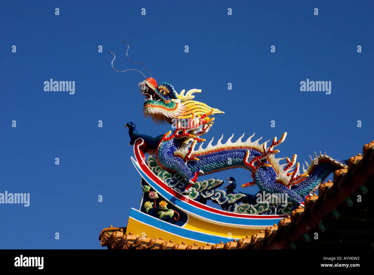 dragon carving on Chinese temple roof Stock Photo - Alamy