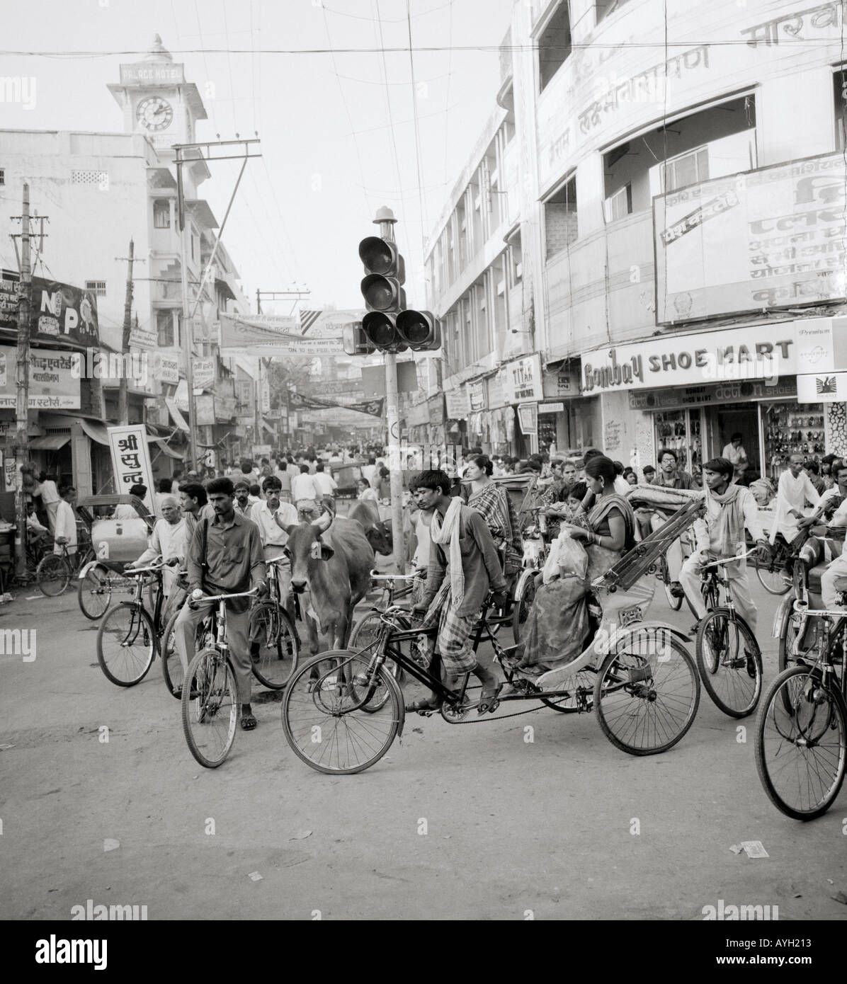India varanasi cycle rickshaw hi-res stock photography and images - Alamy