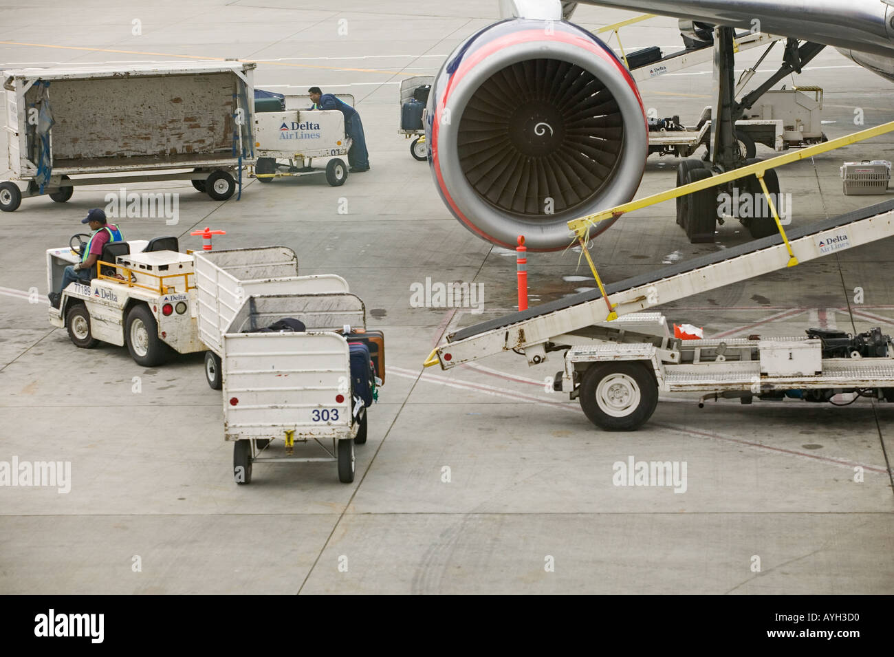 Baggage handler hi-res stock photography and images - Alamy