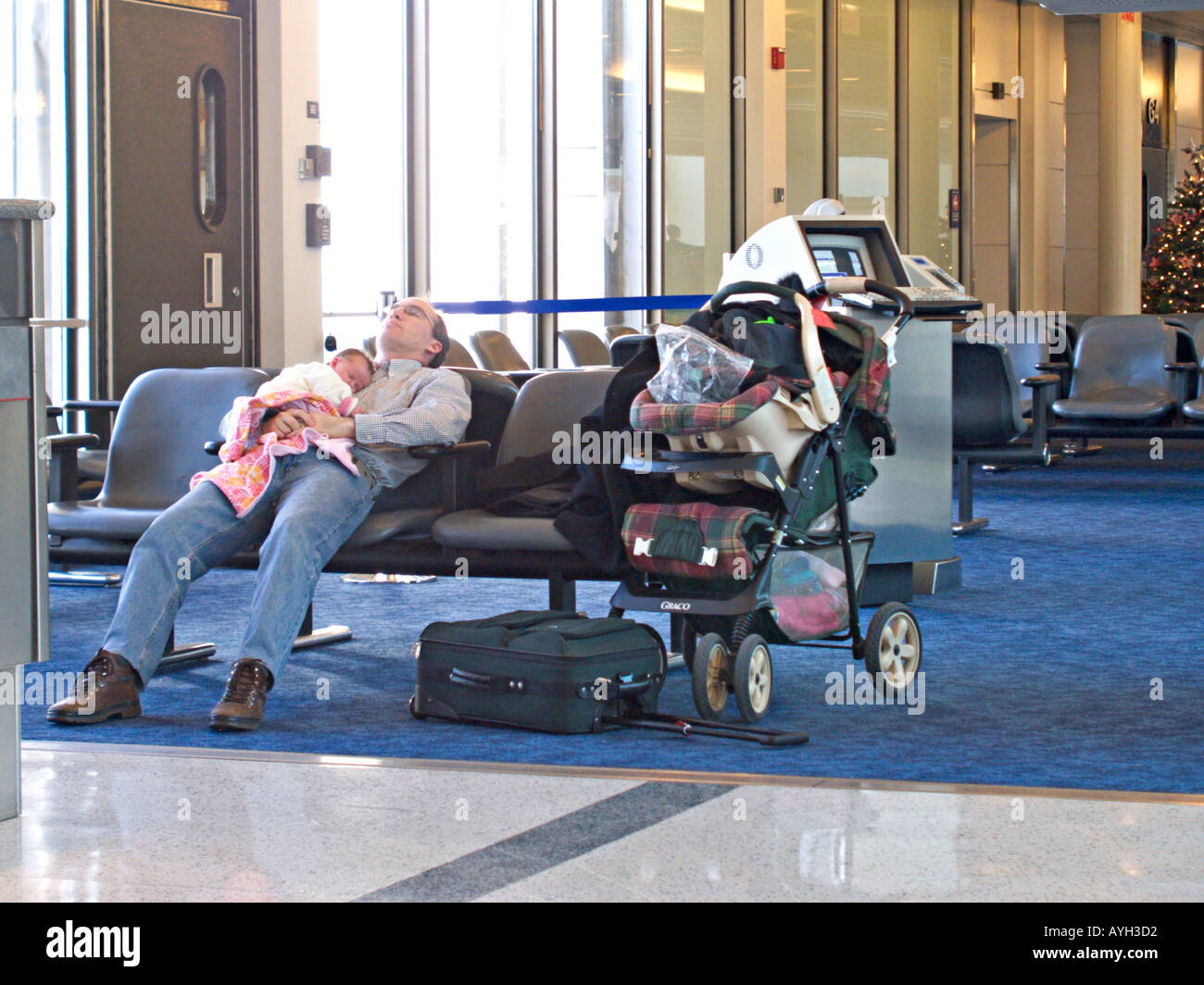 Family sleeping airport hi-res stock photography and images - Alamy