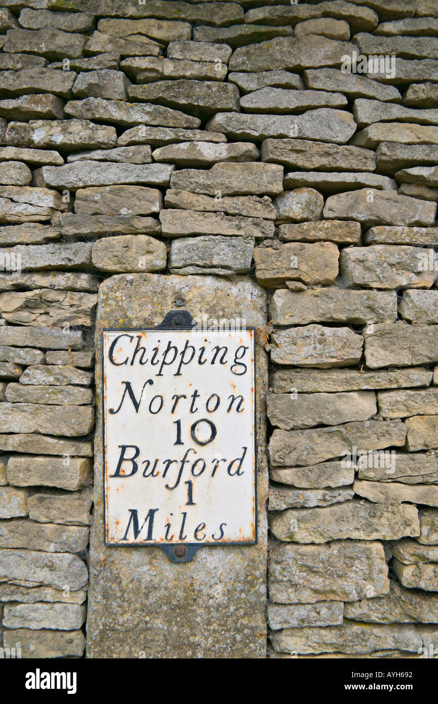 Waymarker and stone wall hi-res stock photography and images - Alamy
