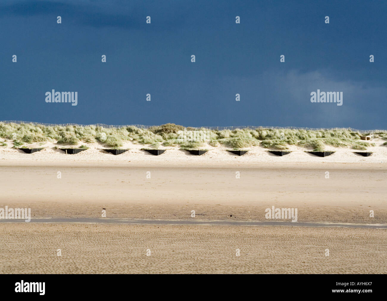 Dark stormy sky beach hi-res stock photography and images - Alamy