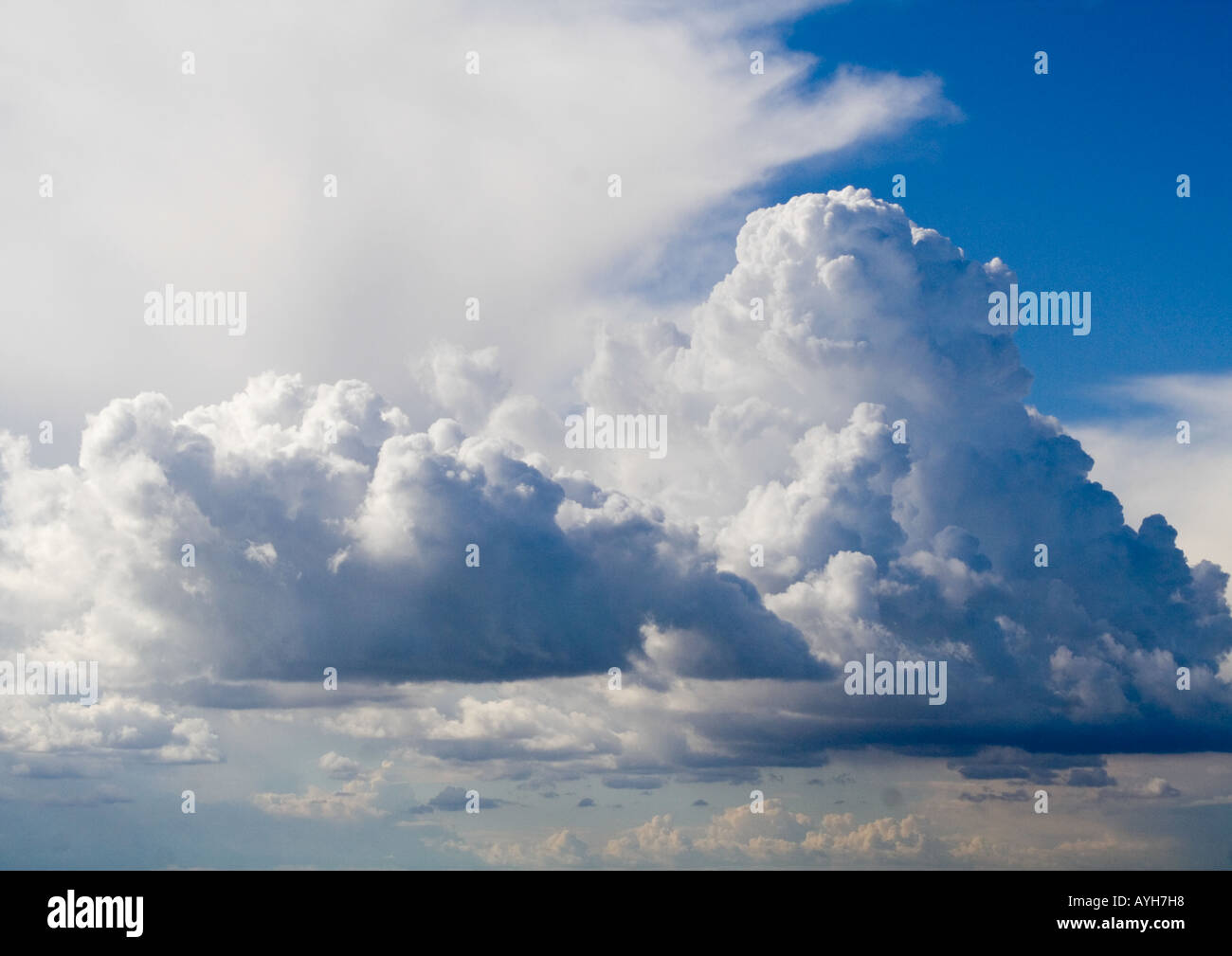 Flat bottomed clouds hi-res stock photography and images - Alamy
