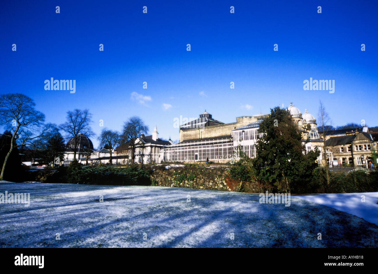 Pavilion and Pavilion Gardens in winter snow Buxton Derbyshire UK Stock ...