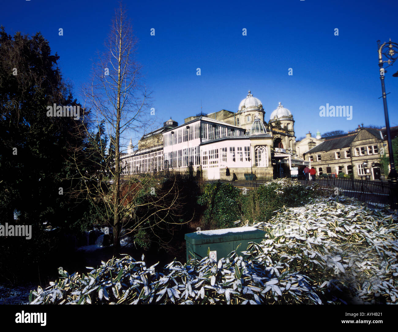 Pavilion gardens buxton derbyshire winter snow hi-res stock photography ...