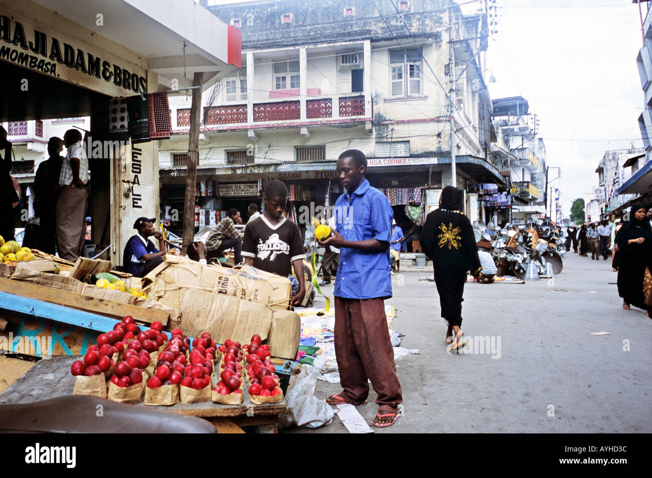 AFRICA KENYA MOMBASA Street scene with temporary fruit markets along ...