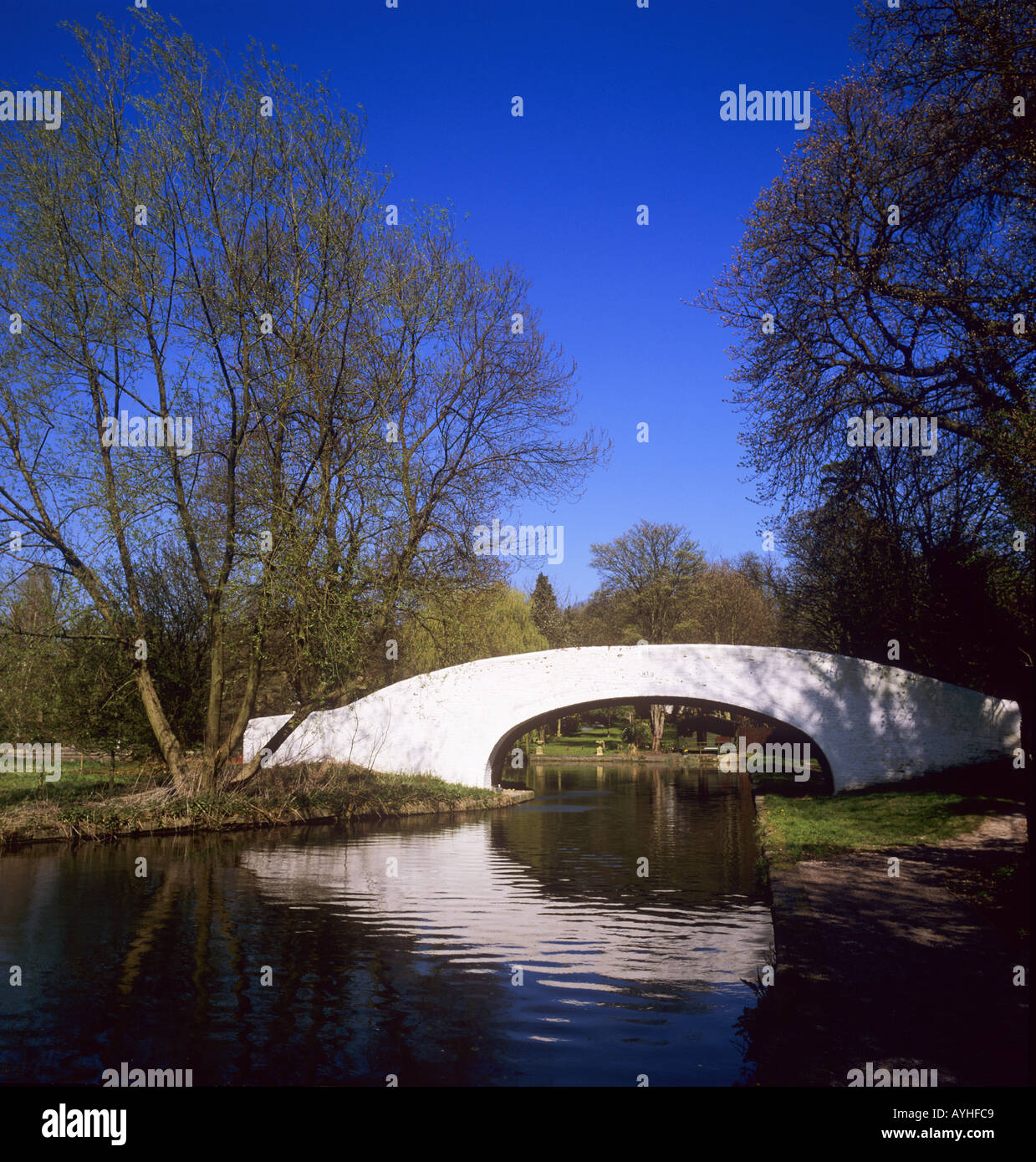 Reflection of white bridge on the Grand Union Canal near Watford ...