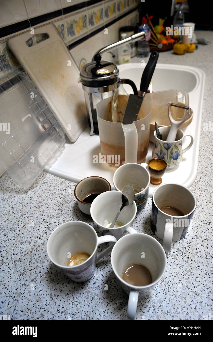 Dirty kitchen chopping board knife hi-res stock photography and images ...