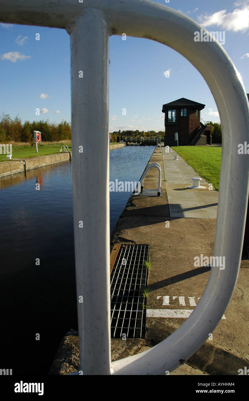 Lemonroyd Lock, Leeds, one of the biggest inland waterways locks in ...