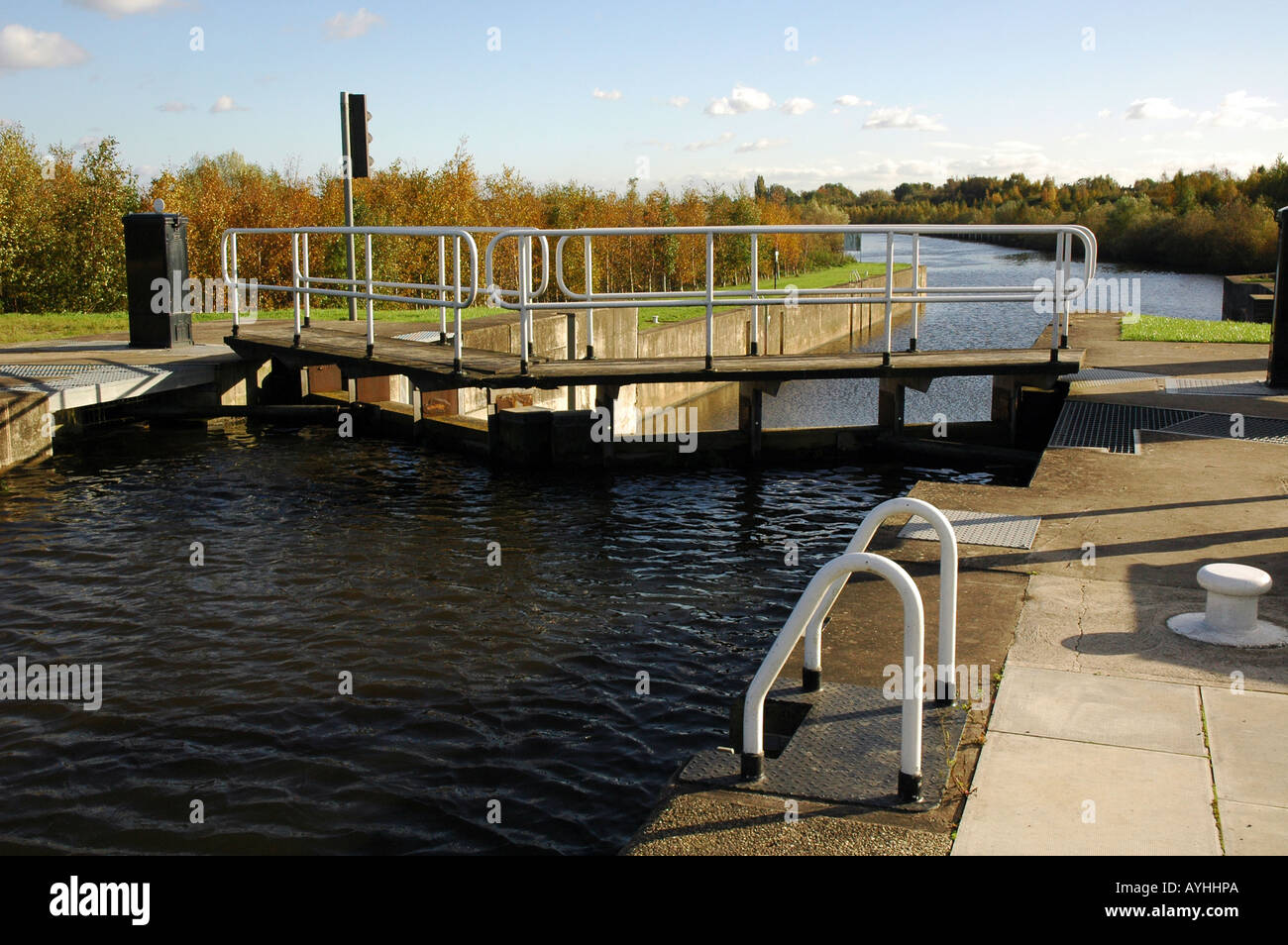 Lemonroyd Lock, Leeds, one of the biggest inland waterways locks in ...