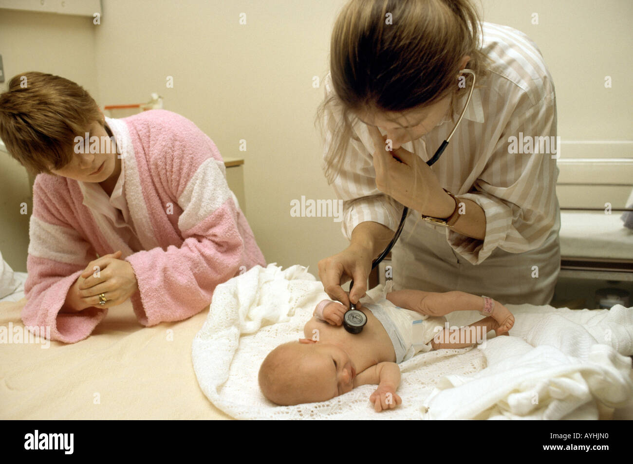 paediatric examining newborn baby in hospital ward Stock Photo - Alamy