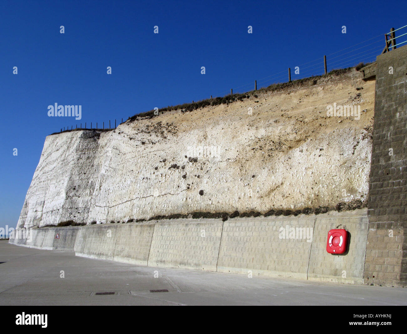 promenade wall and cliffs brighton Stock Photo - Alamy
