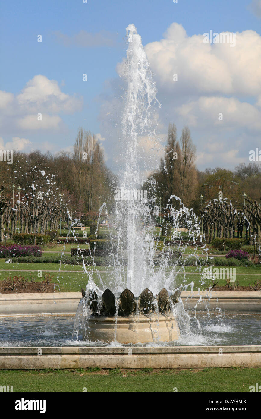 water fountain Welwyn Garden City well laid out town centre ...