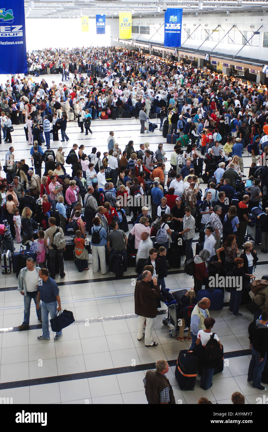 Long check in lines hi-res stock photography and images - Alamy