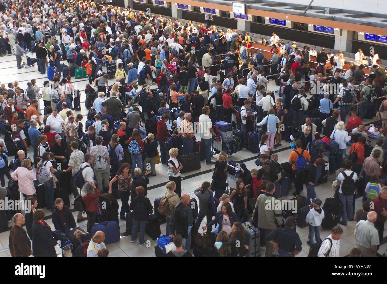 Long check in lines hi-res stock photography and images - Alamy