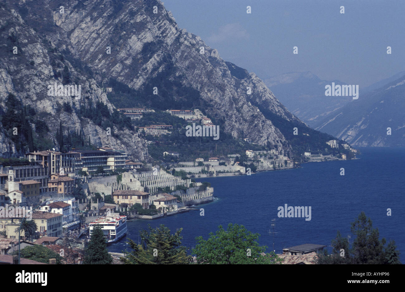 Blick auf Limone Gardasee Italien Stock Photo - Alamy