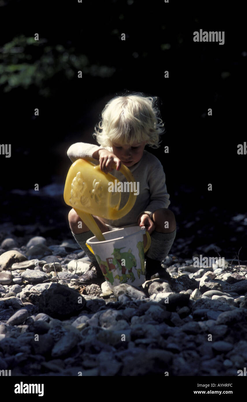 Kinder hocken hi-res stock photography and images - Alamy