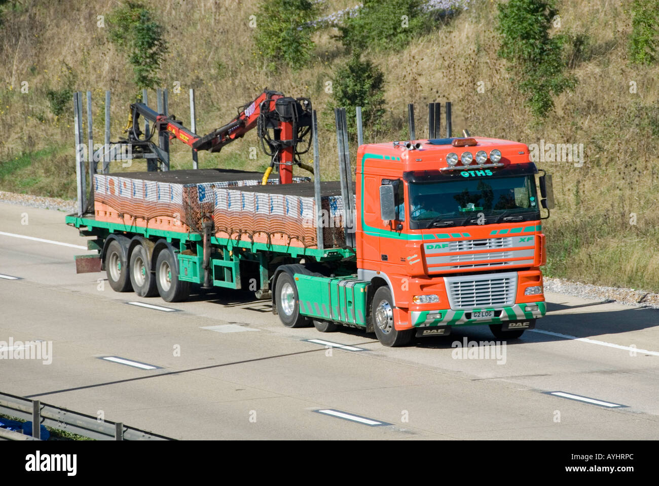 M25 motorway DAF lorry loaded with net covered bricks & equipped with ...