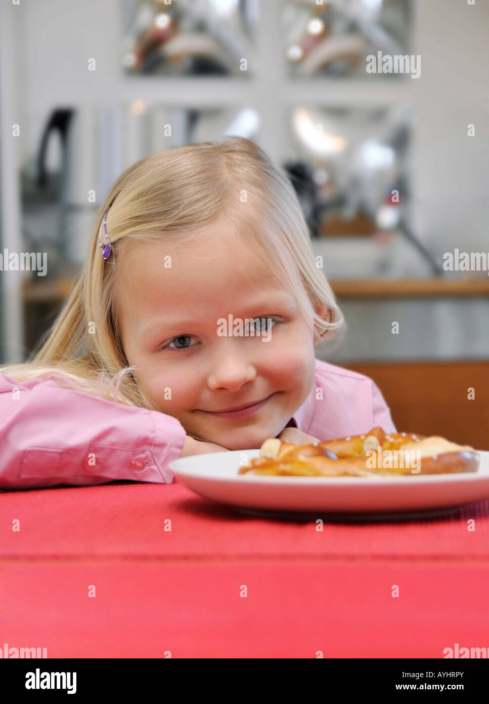 7 blonde little girl indoor food child Stock Photo - Alamy