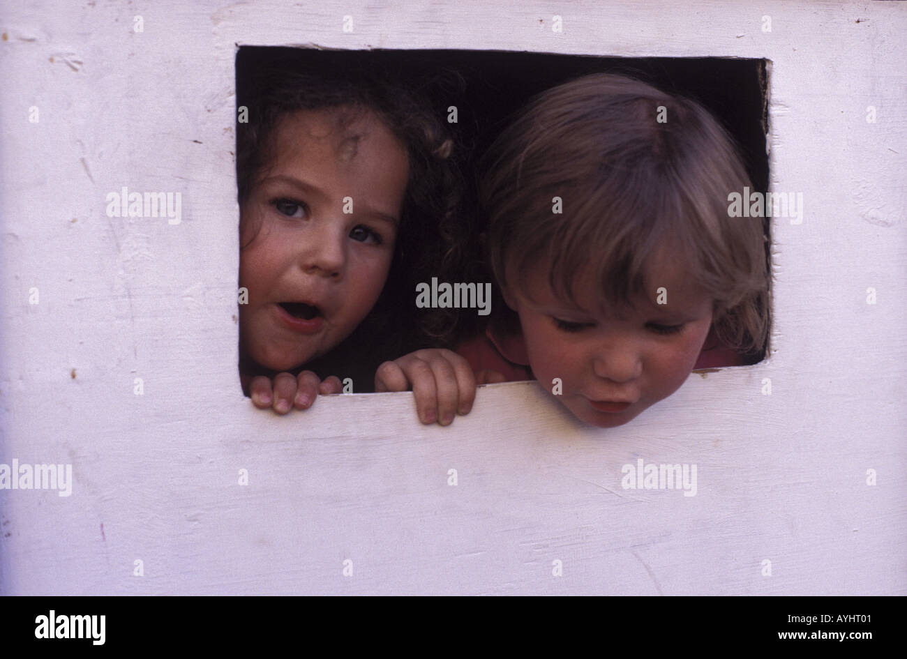 Zwei kinder hi-res stock photography and images - Alamy