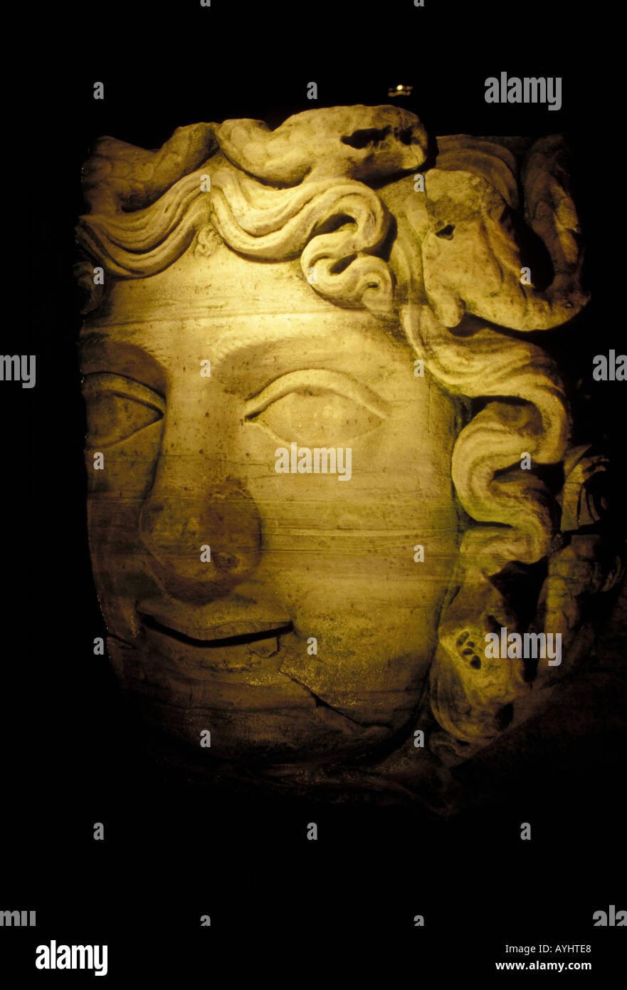 Kopf aus Stein gemeiselt Stock Photo - Alamy