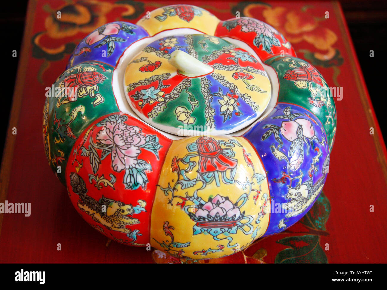 Chinese porcelain decorated hi-res stock photography and images - Alamy