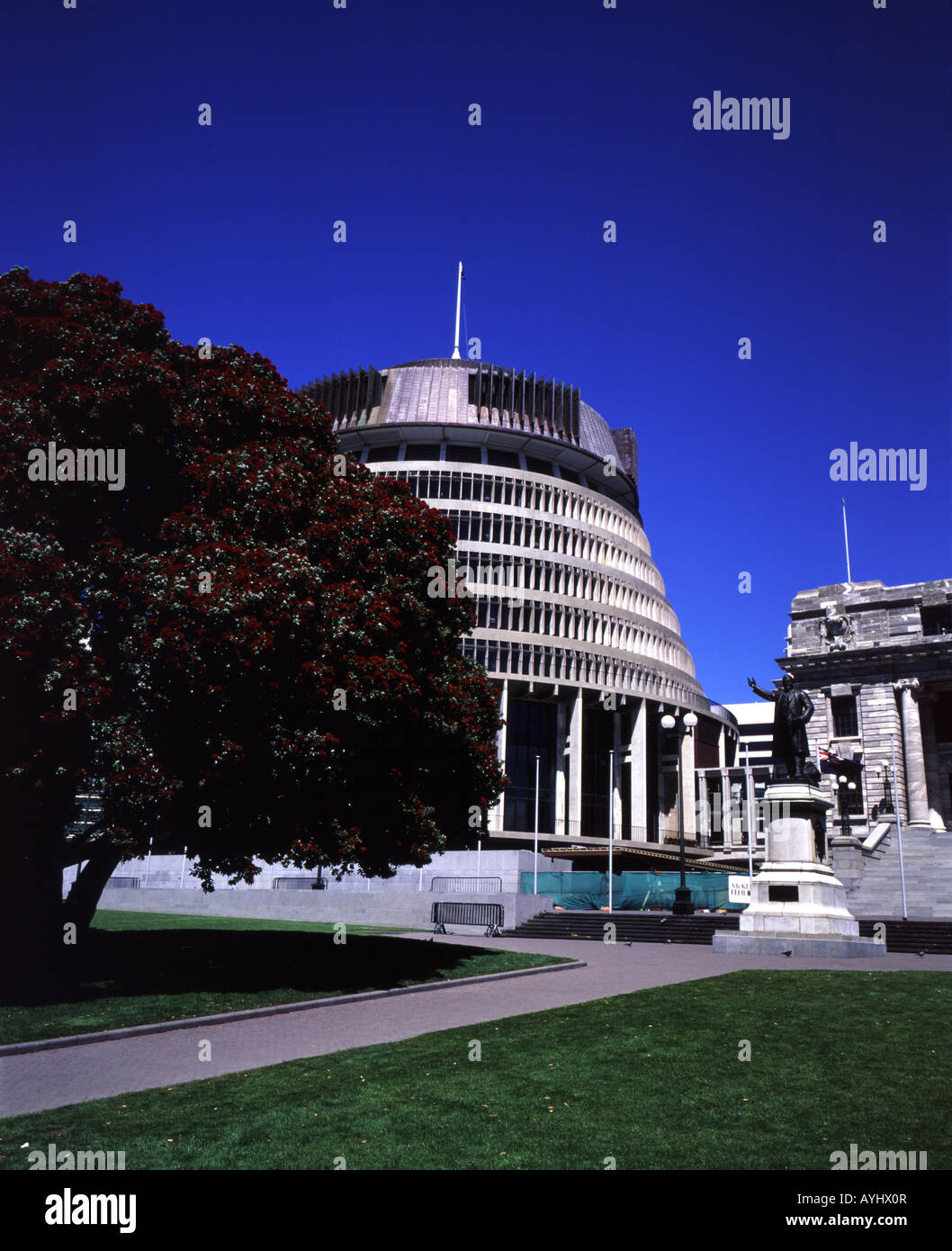 Wellington new zealand parliament lion hi-res stock photography and ...
