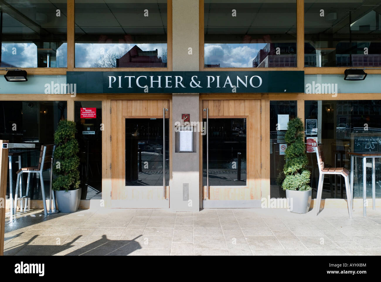 Pitcher and piano bar hi-res stock photography and images - Alamy