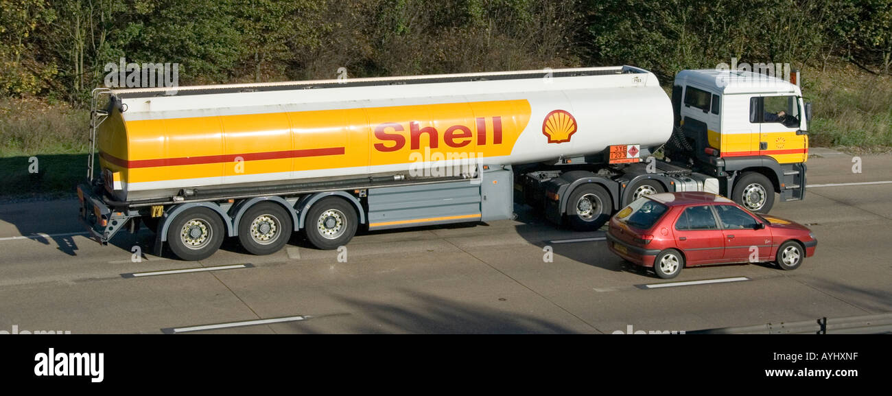 M25 motorway Shell fuel articulated tanker lorry Stock Photo - Alamy