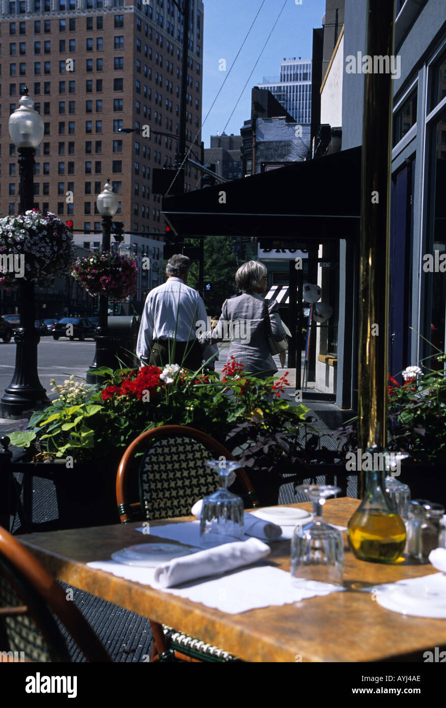 Cafe table on Rush Street in downtown Chicago Stock Photo - Alamy