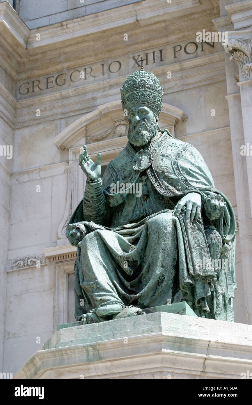 Statue Pope XV1 in the Piazza of the Basilca of the Casa della Sagrada ...