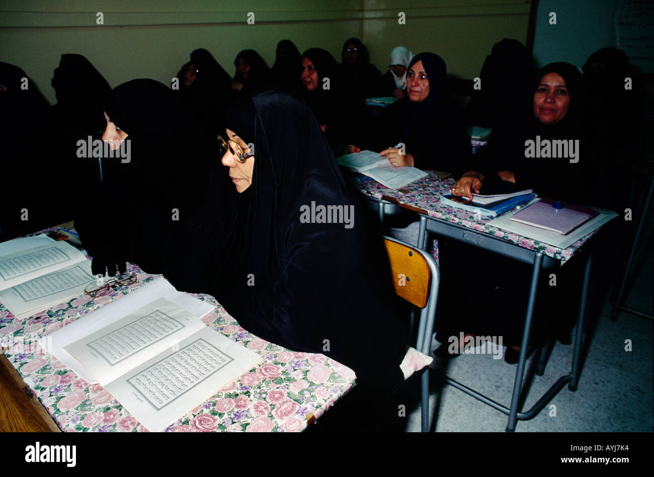 Kuwait city women hi-res stock photography and images - Alamy