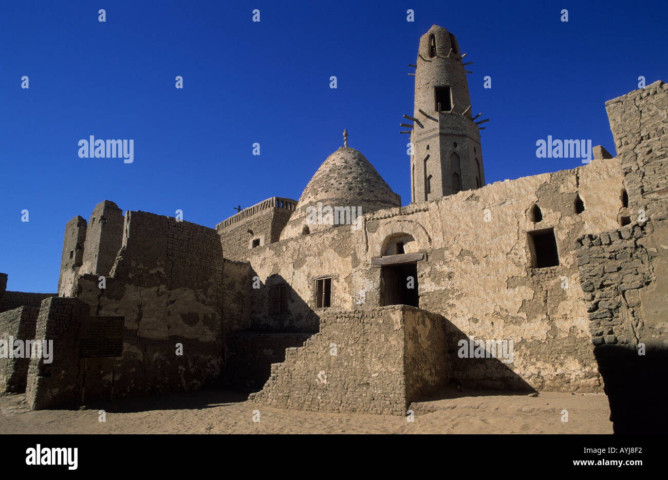 Old mud brick mosque of Al Qasr Dakhla Oasis Egypt Stock Photo - Alamy