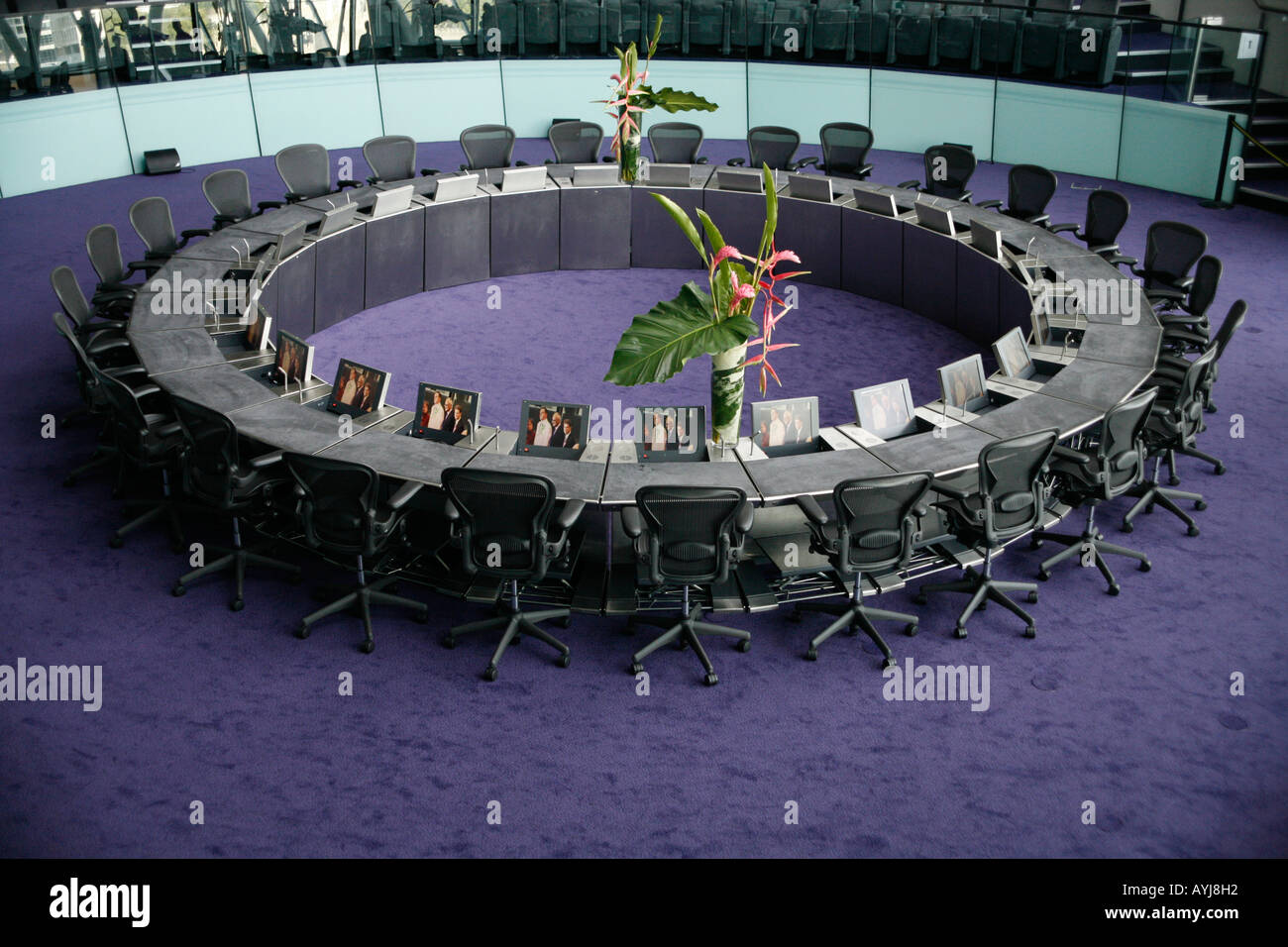 The queens walk hi-res stock photography and images - Alamy