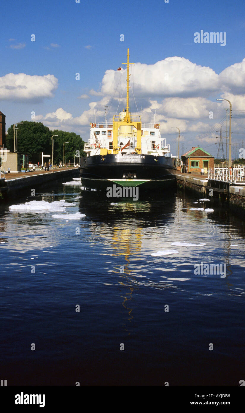 Manchester ship canal barge hi-res stock photography and images - Alamy