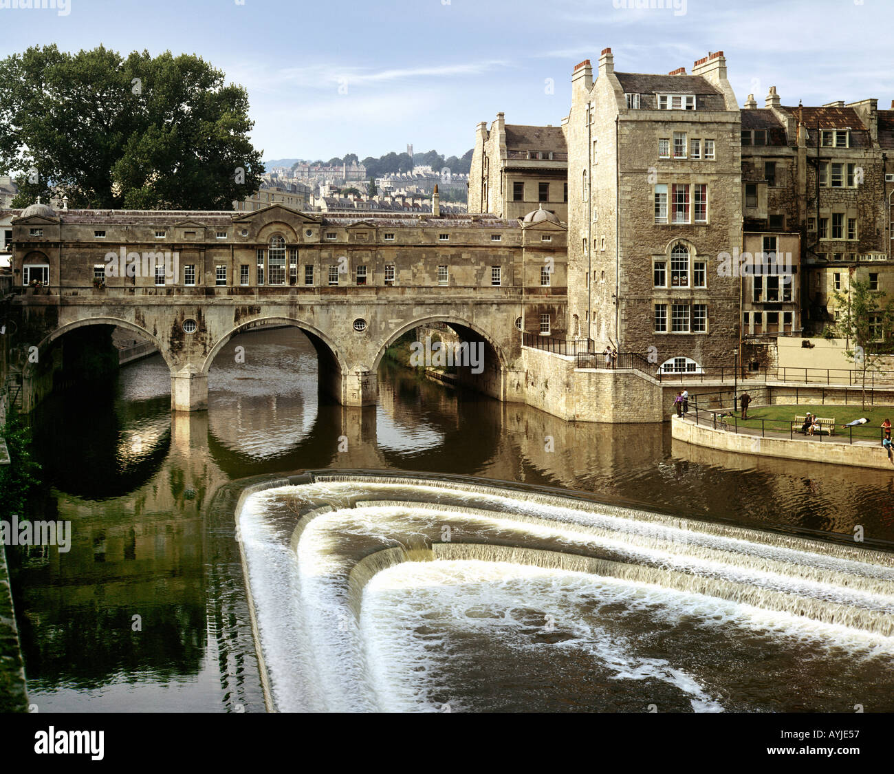 Pulteney bridge with shops on it hi-res stock photography and images ...