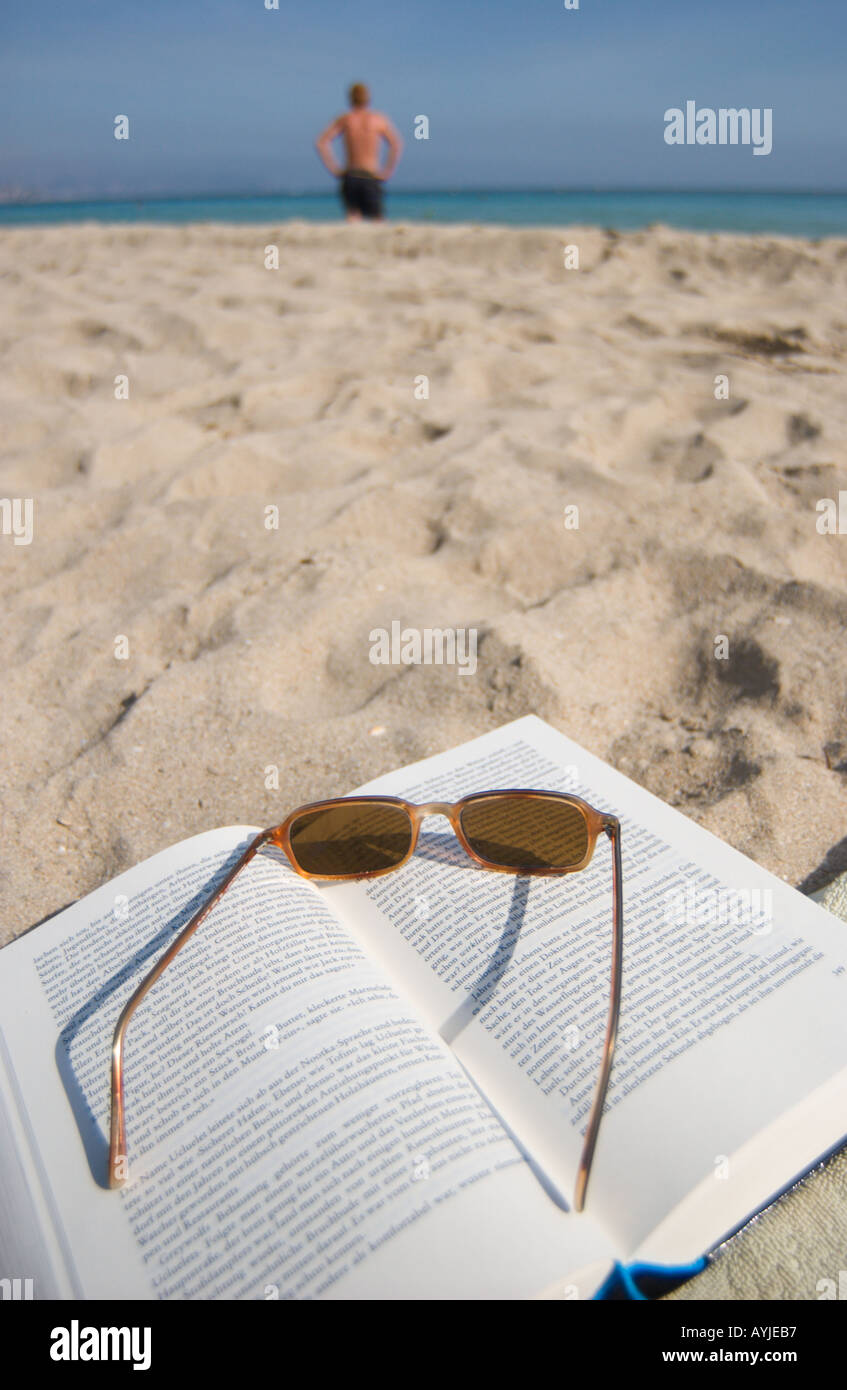 reading on the beach Stock Photo - Alamy