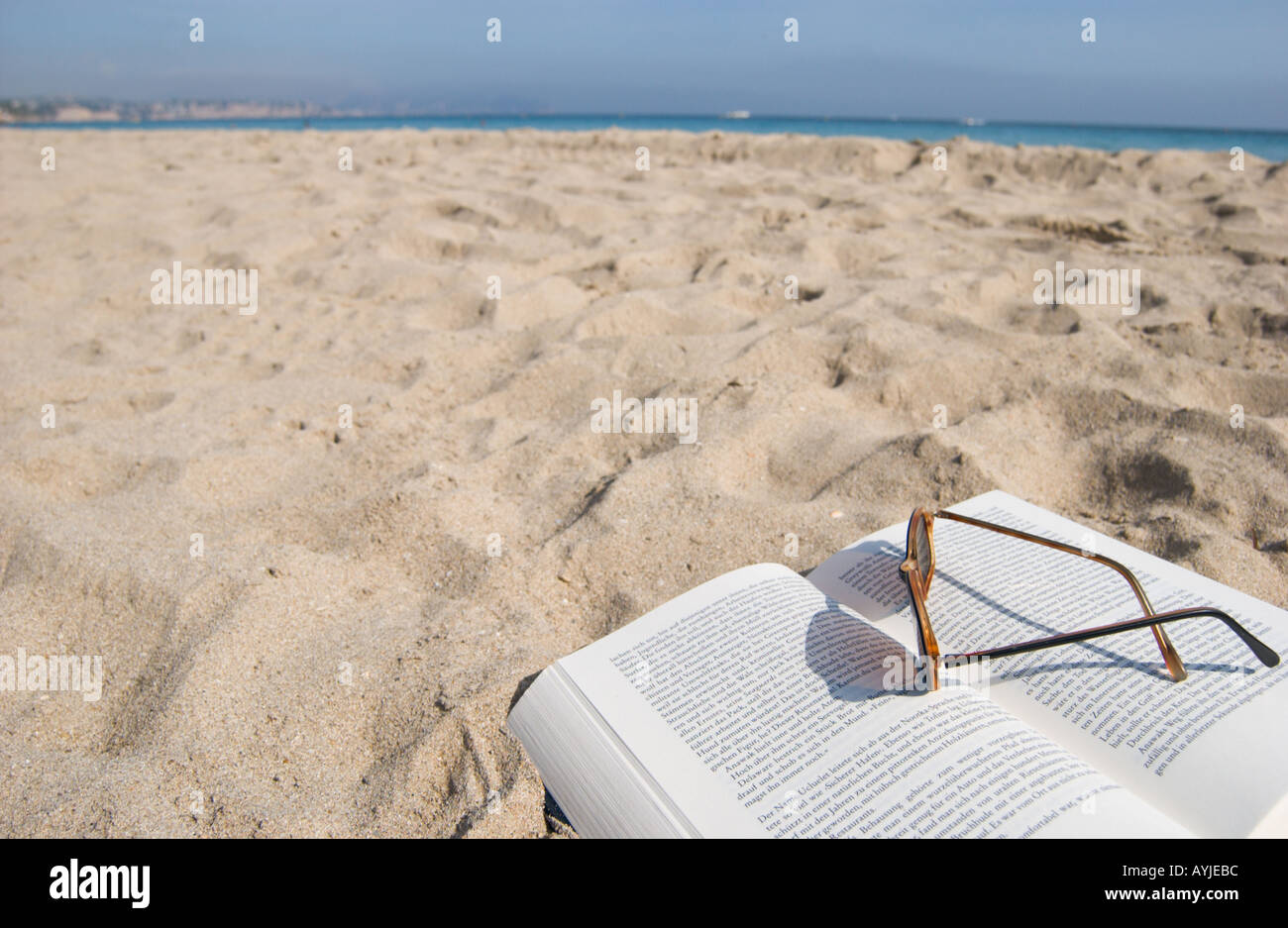reading on the beach Stock Photo - Alamy
