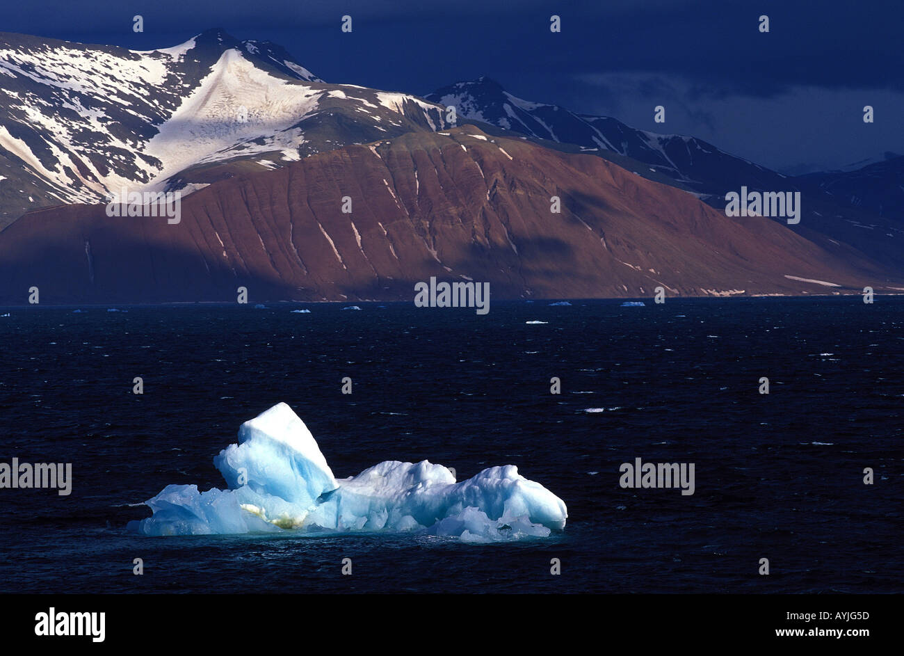 Eisschollen im Meer Spitzbergen Stock Photo - Alamy