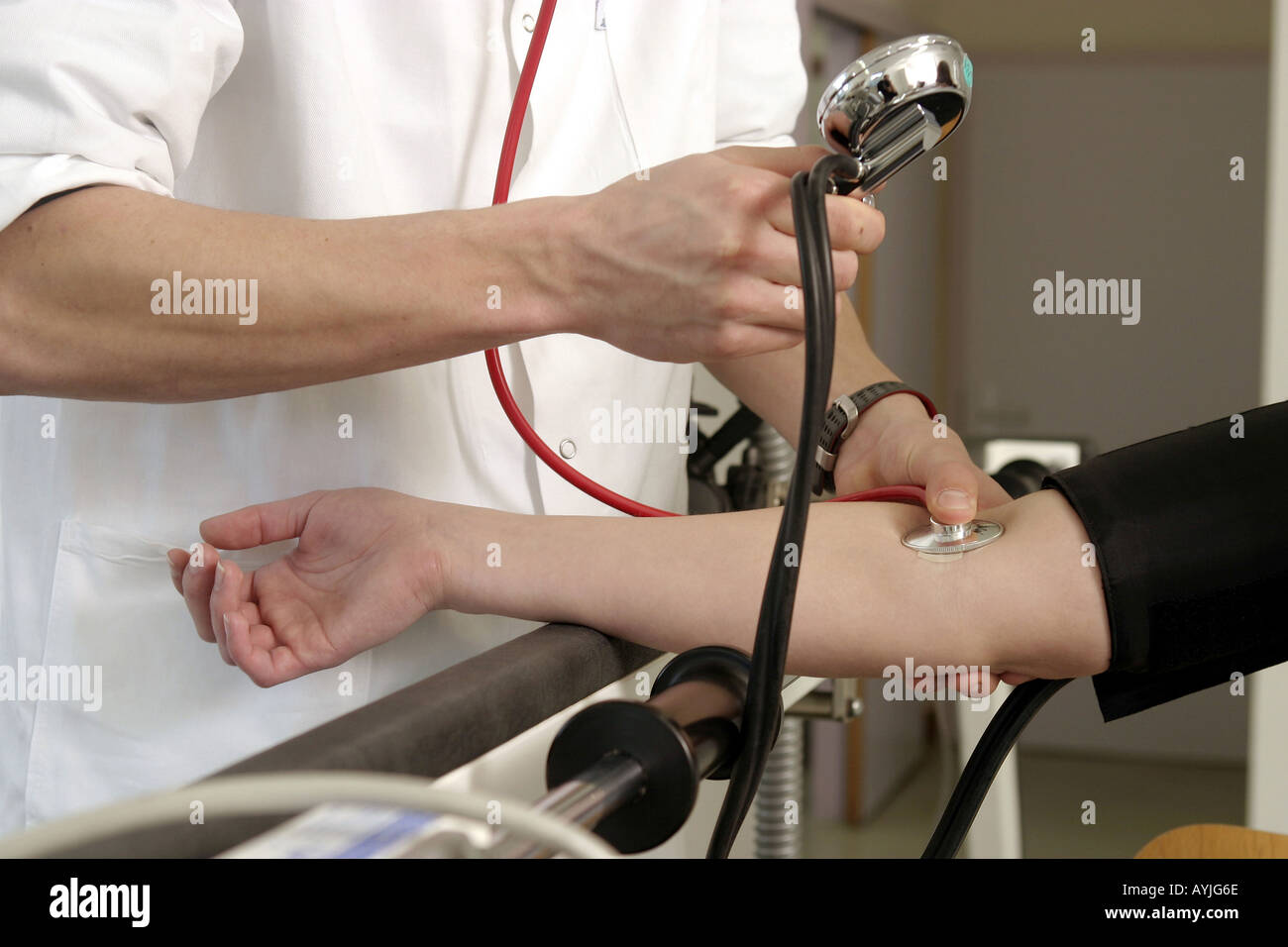 Puls messen hi-res stock photography and images - Alamy